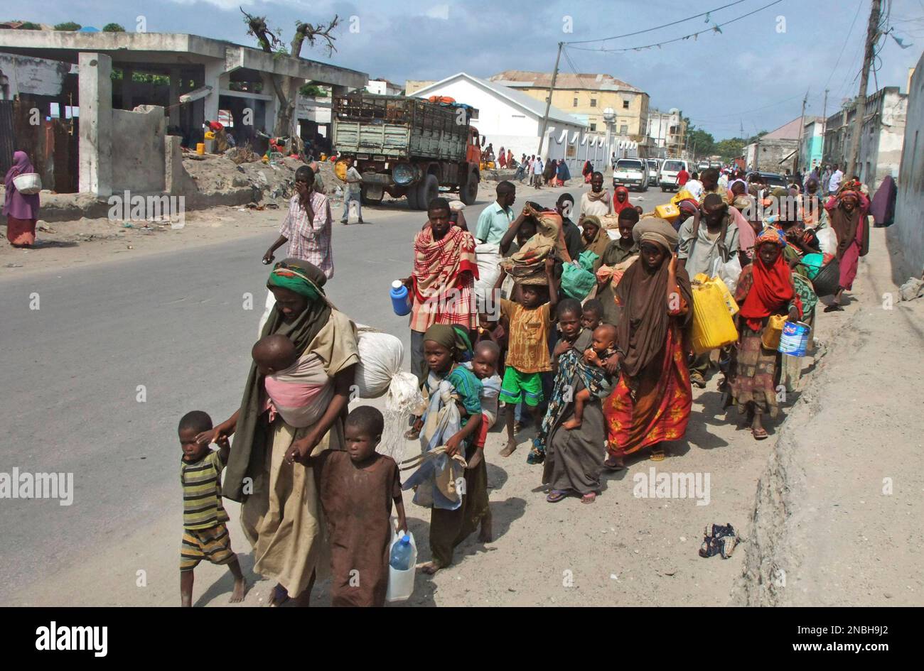 Somali families arrive in Mogadishu from southern Somalia Saturday ...