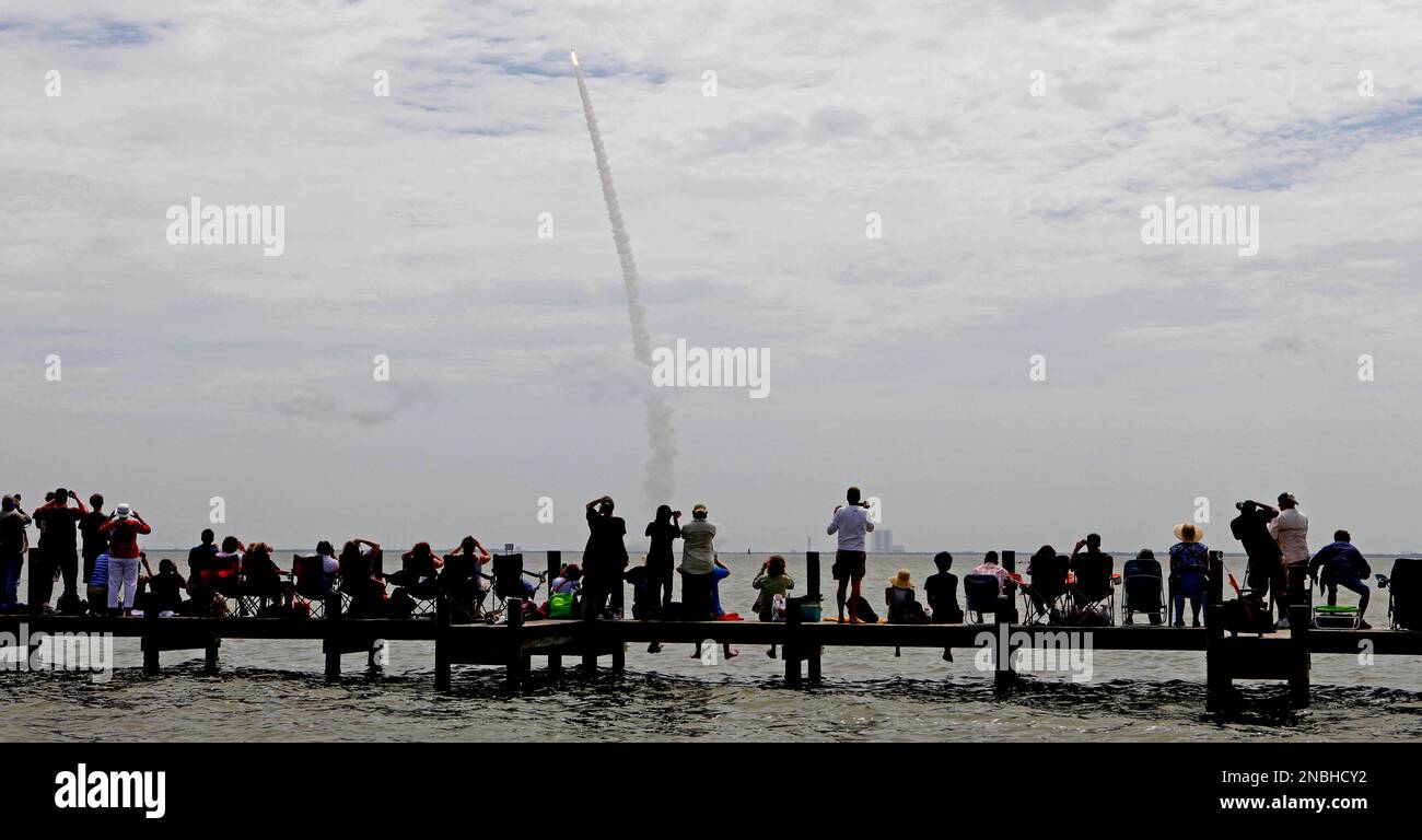 Spectators watch the final launch of space shuttle Atlantis in ...