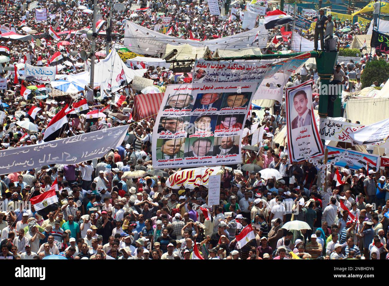 Egyptians crowd at Tahrir Square, the focal point of the Egyptian ...