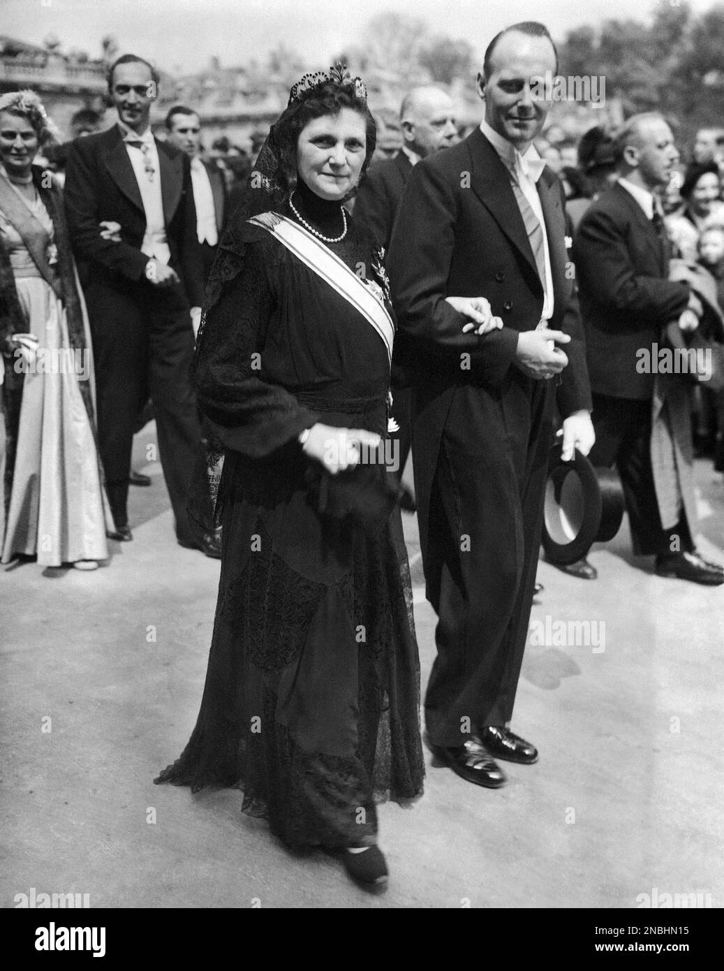 Ex-Empress Zita of Austria, mother of Archduke Otto von Habsburg, walks ...