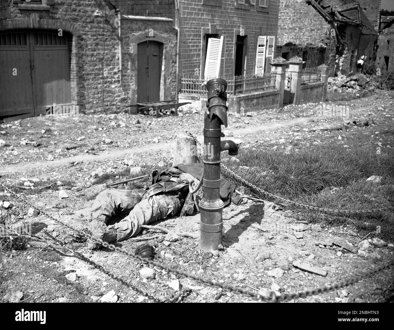 ** EDS NOTE: GRAPHIC CONTENT ** An American soldier lies dead beside ...