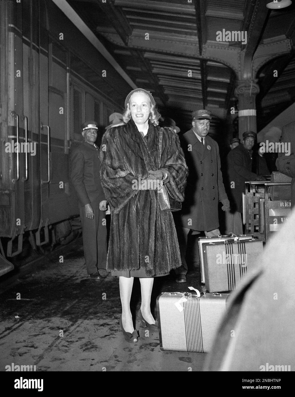 Faye Emerson Roosevelt, wife of Elliott Roosevelt, arrives at Union ...