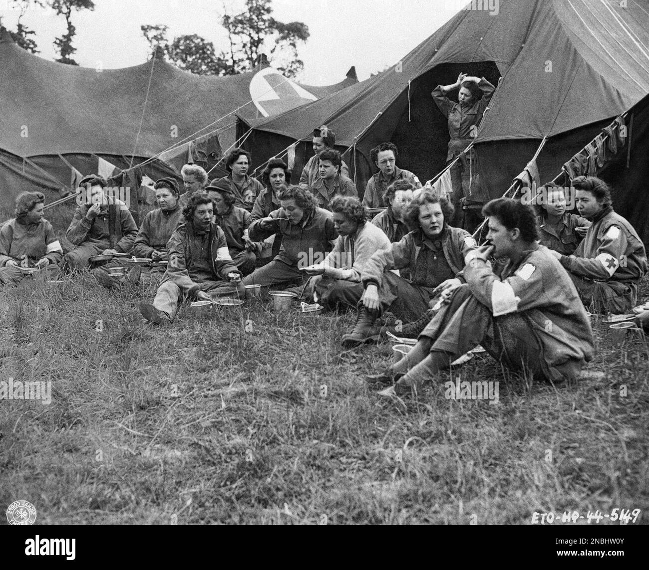 U.S. army nurses, first to land with the vanguard of American troops in ...