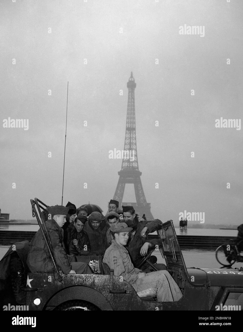 Crowd transportation army soldier sitting hi-res stock photography and ...