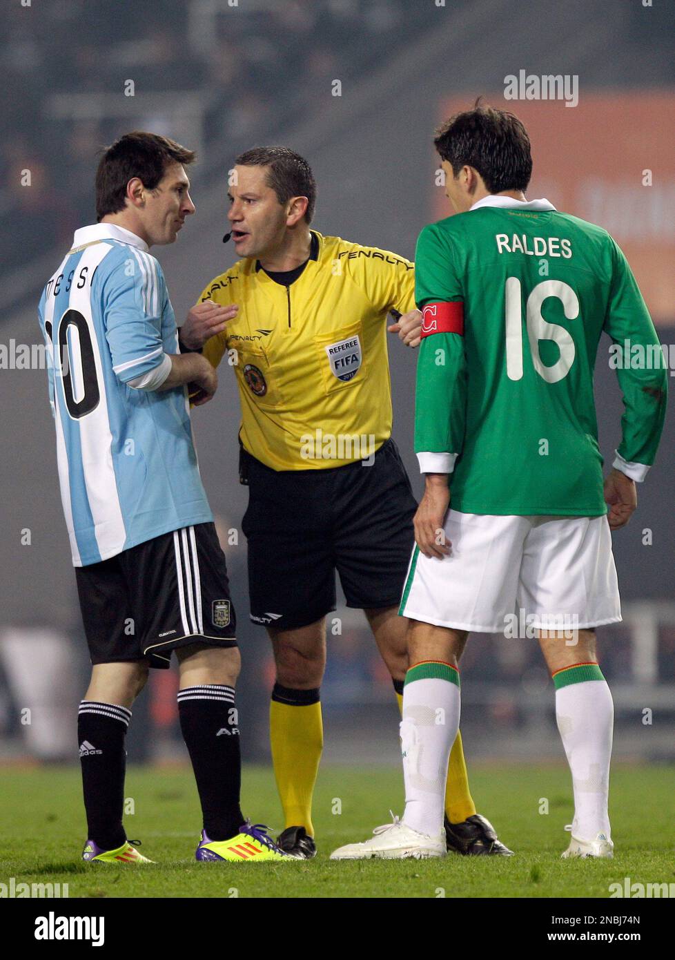 Referee Roberto Silvera, from Uruguay, center, speaks to Argentina's ...
