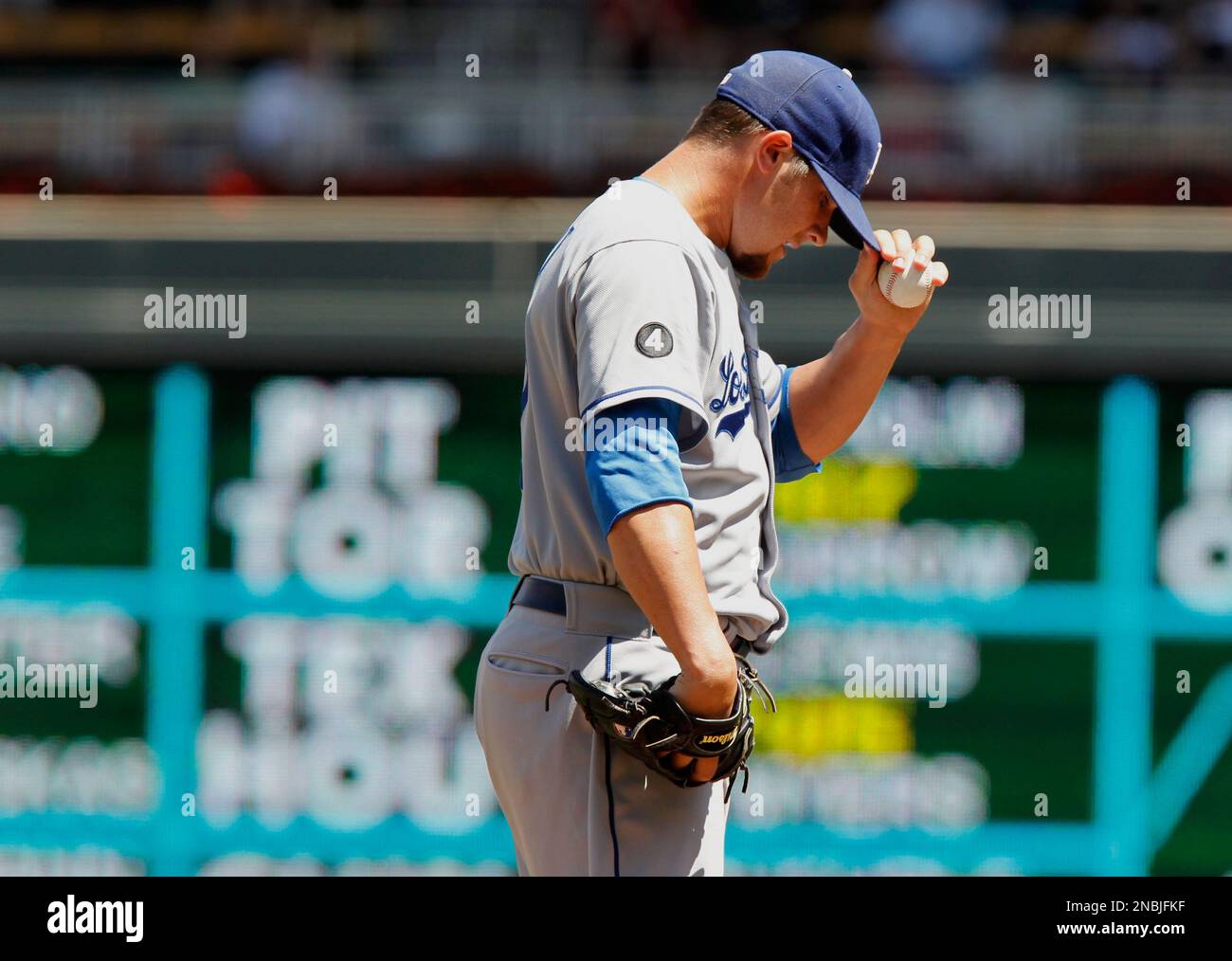 Los Angeles Dodgers pitcher Scott Elbert prepares to throw while ...