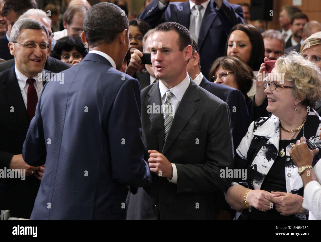 President Barack Obama shakes hands with Pittsburgh Mayor Luke ...
