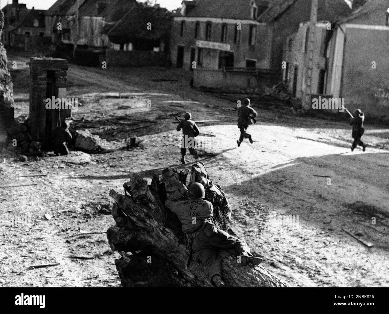 Running rifle holding army soldier hi-res stock photography and images ...
