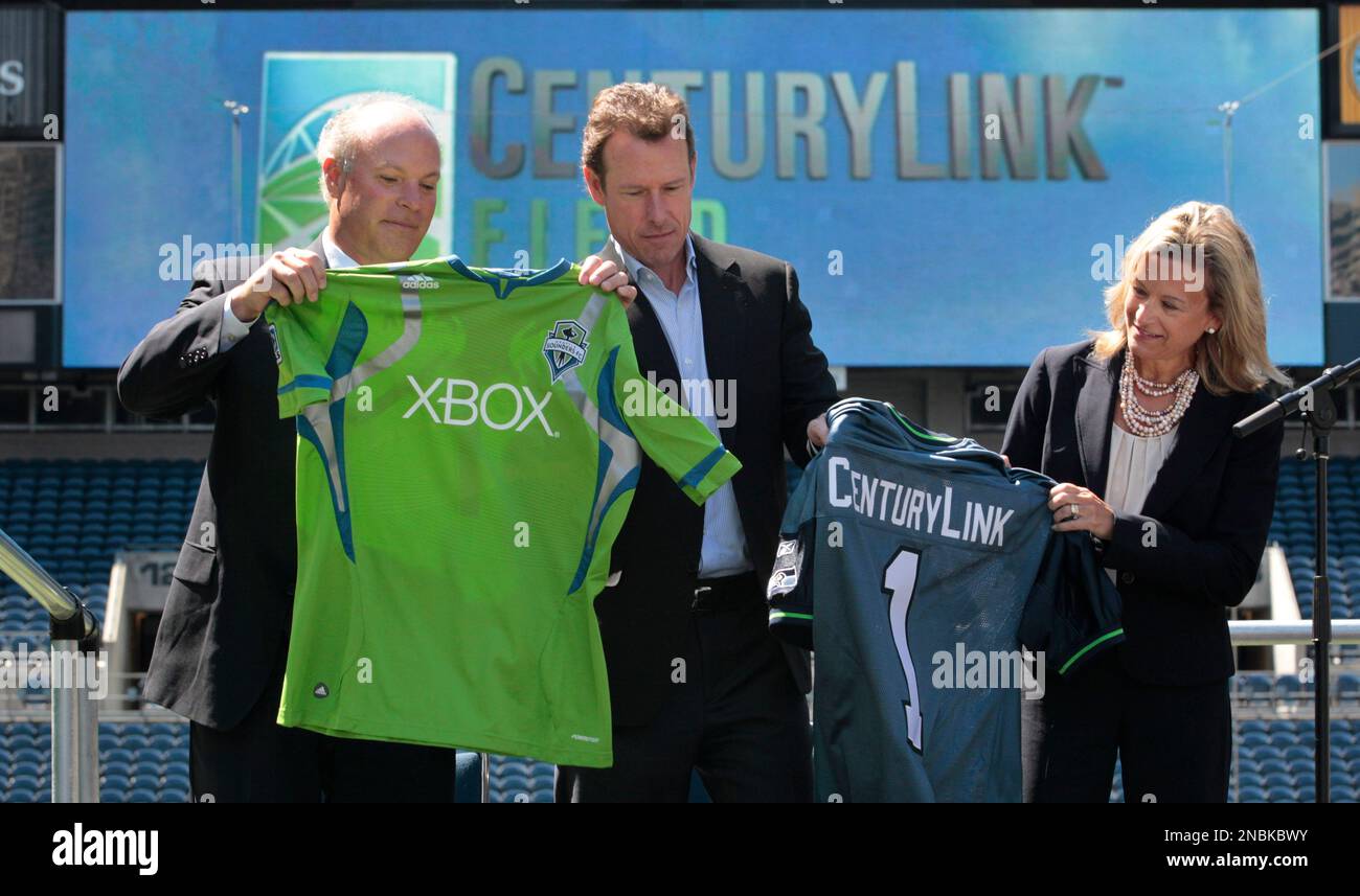 CenturyLink regional president Brian Stading, left, looks at the back ...