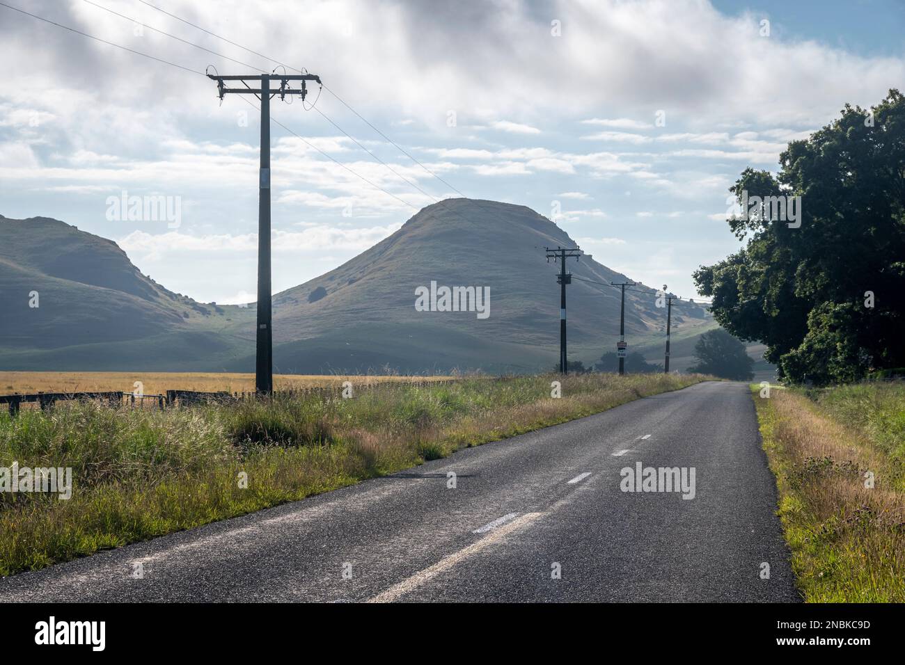 Country road leading to hills, Takapau, Central Hawkes Bay, North ...