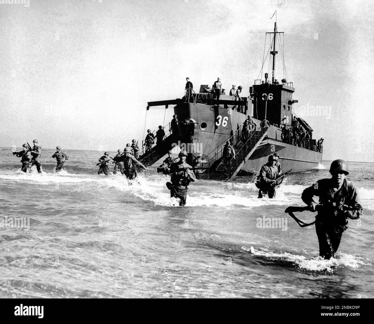 Army soldier military walking sea hi-res stock photography and images ...