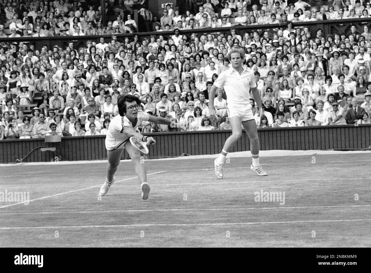 Watched by her partner Ben Testerman, Billie Jean King runs in to ...