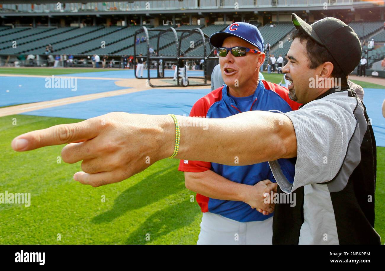 Chicago Cubs manager Mike Quade, left, talks with Chicago White Sox ...