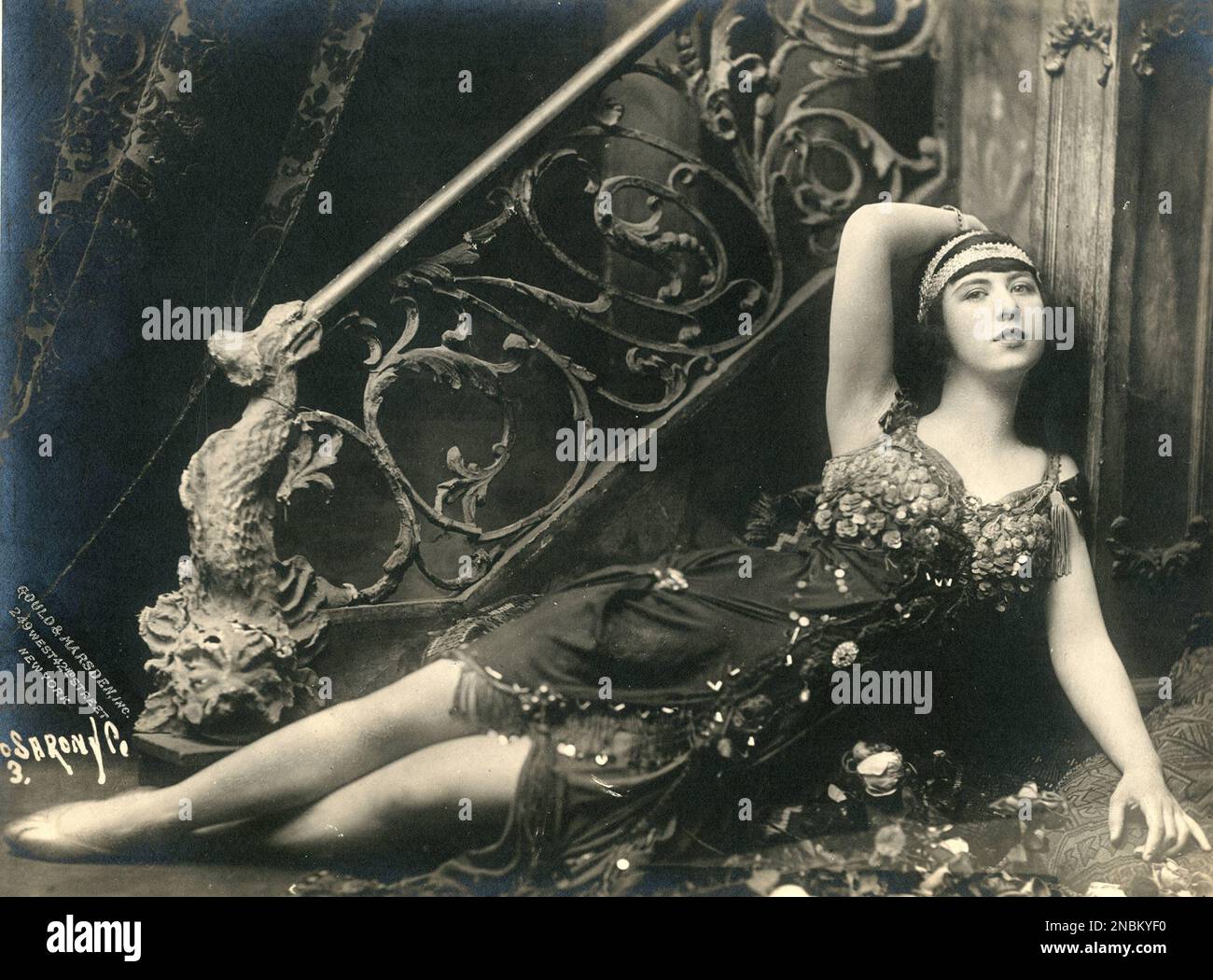 Vaudeville Actress Veronica Conwell - Studio of Napoleon Sarony - 1912 Stock Photo - Alamy