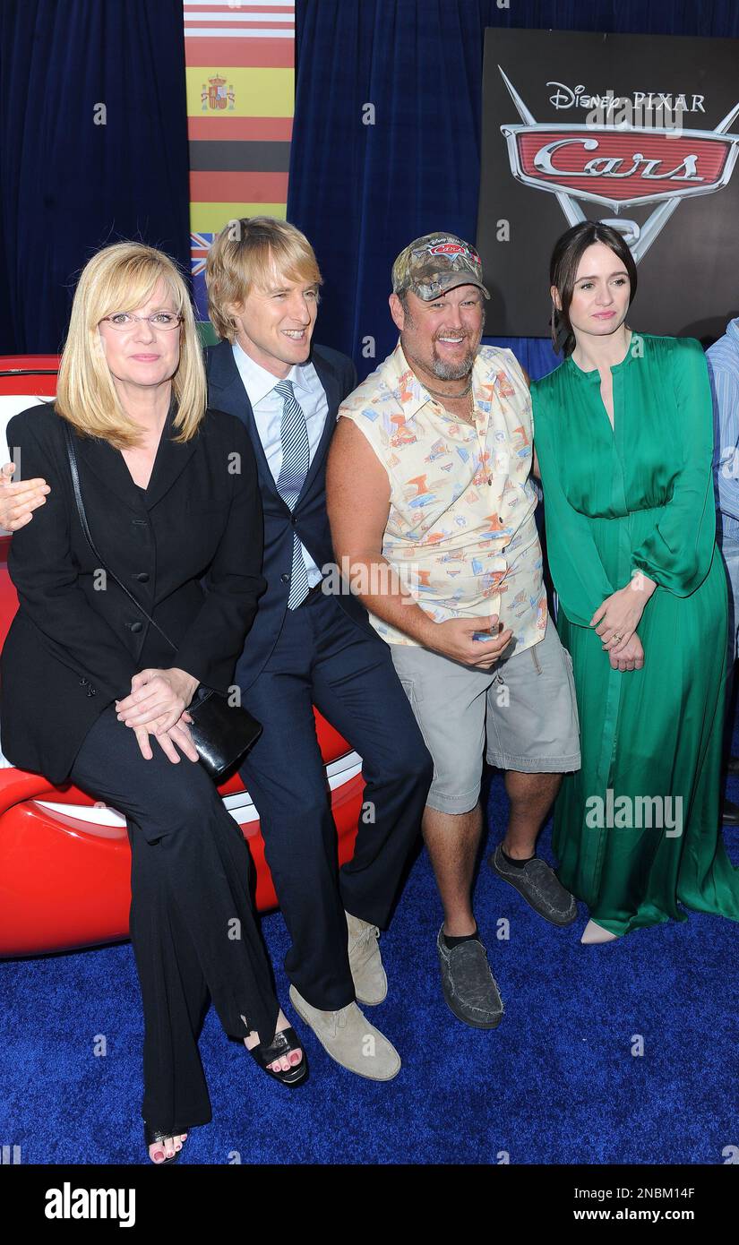 From left, Bonnie Hunt, Owen Wilson, Larry The Cable Guy, and Emily ...