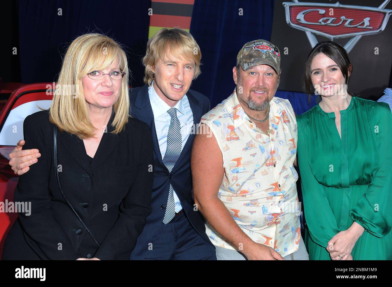 From left, Bonnie Hunt, Owen Wilson, Larry The Cable Guy, and Emily ...