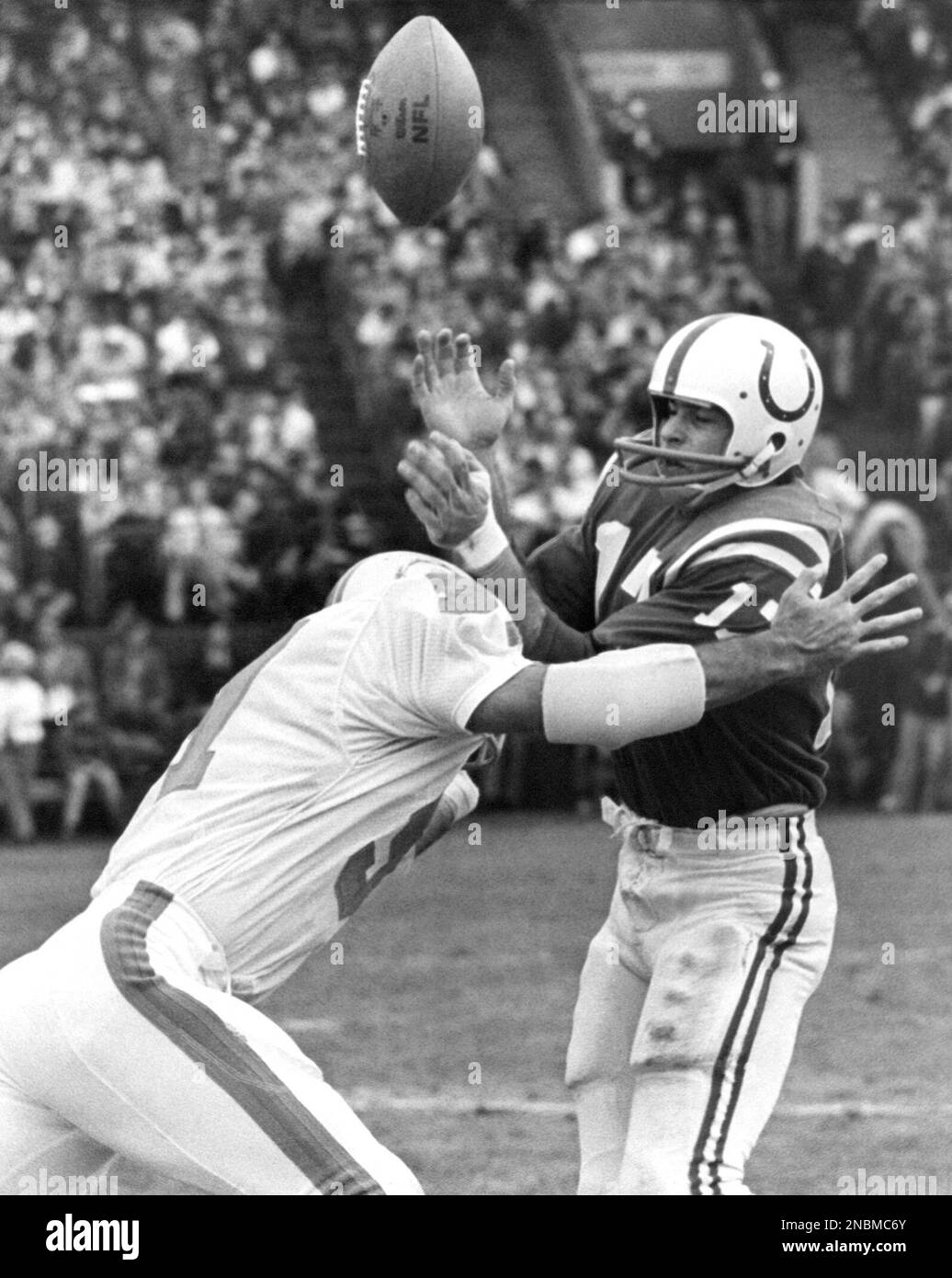 Running back Sam Havrilak drops a pass from John Unitas, quarterback of ...