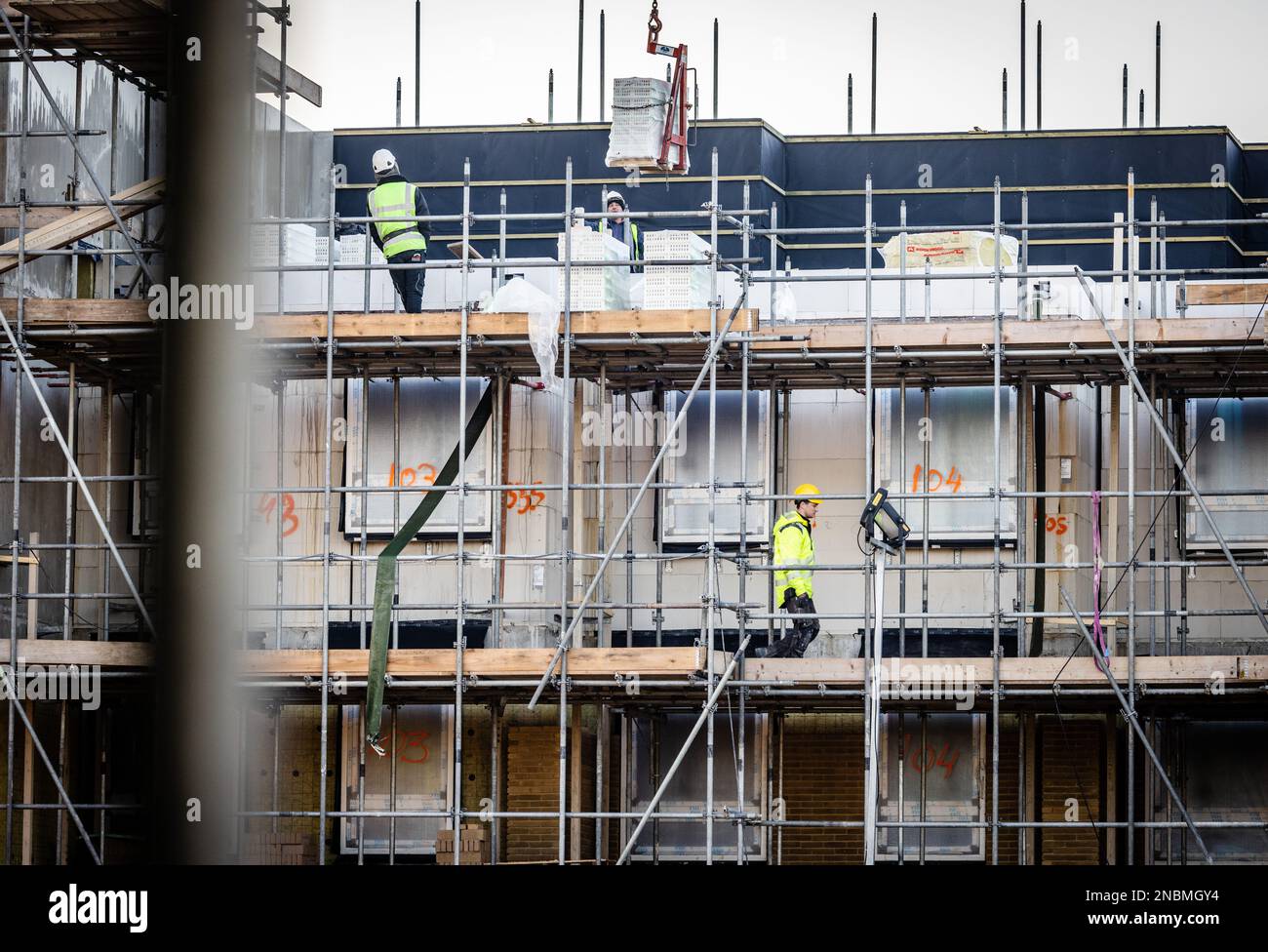 VLAARDINGEN - Construction workers at work at the new construction ...