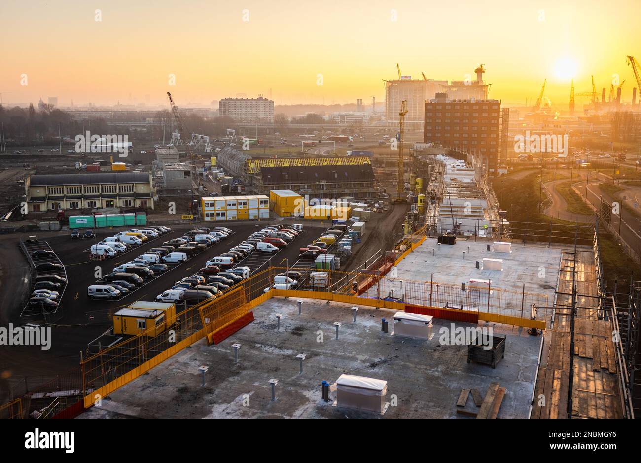 VLAARDINGEN - Construction workers at work at the new construction ...