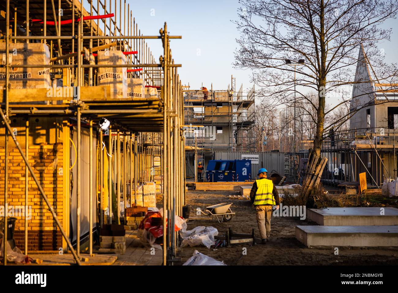 VLAARDINGEN - Construction workers at work at the new construction ...