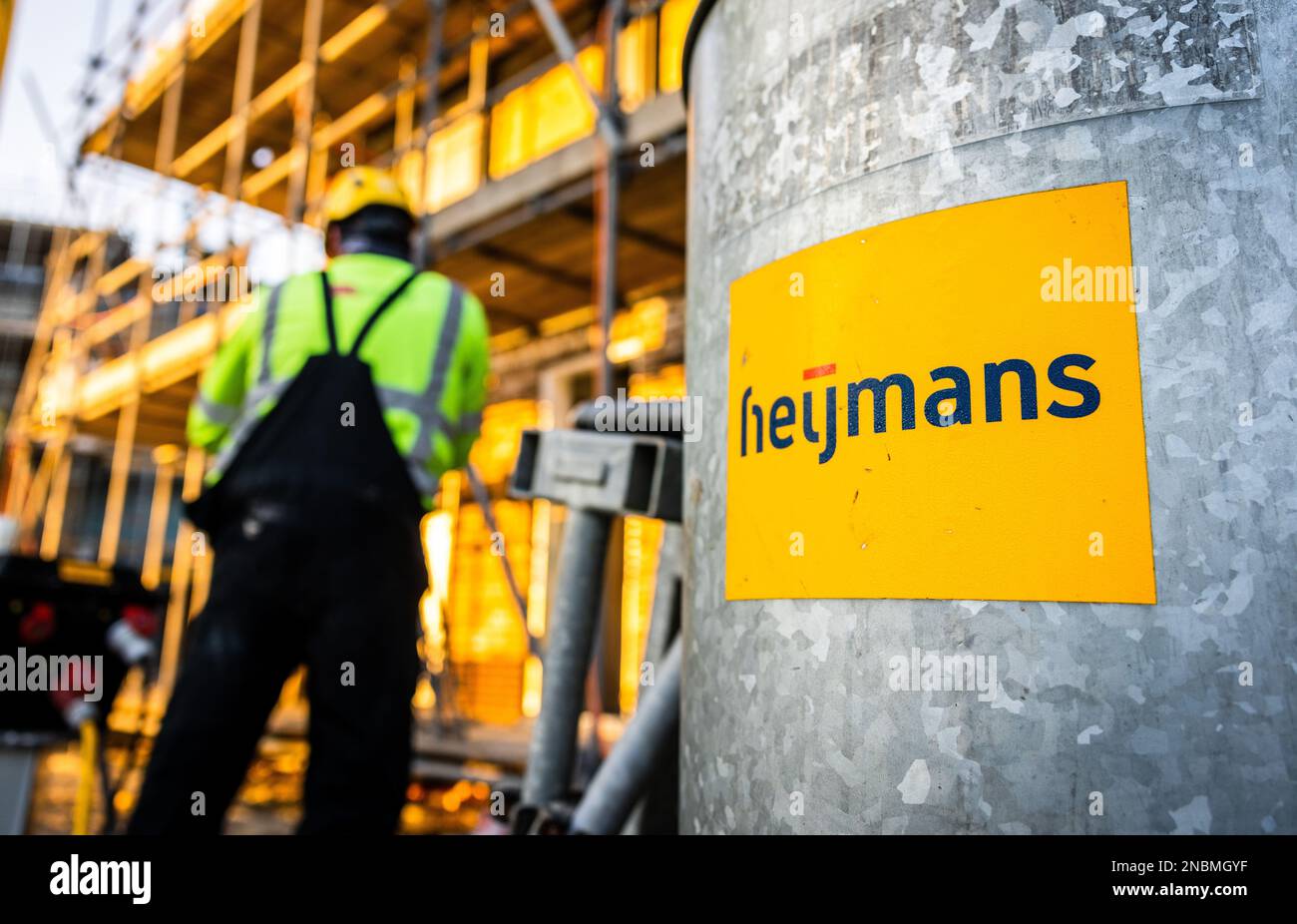VLAARDINGEN - Construction workers at work at the new construction ...