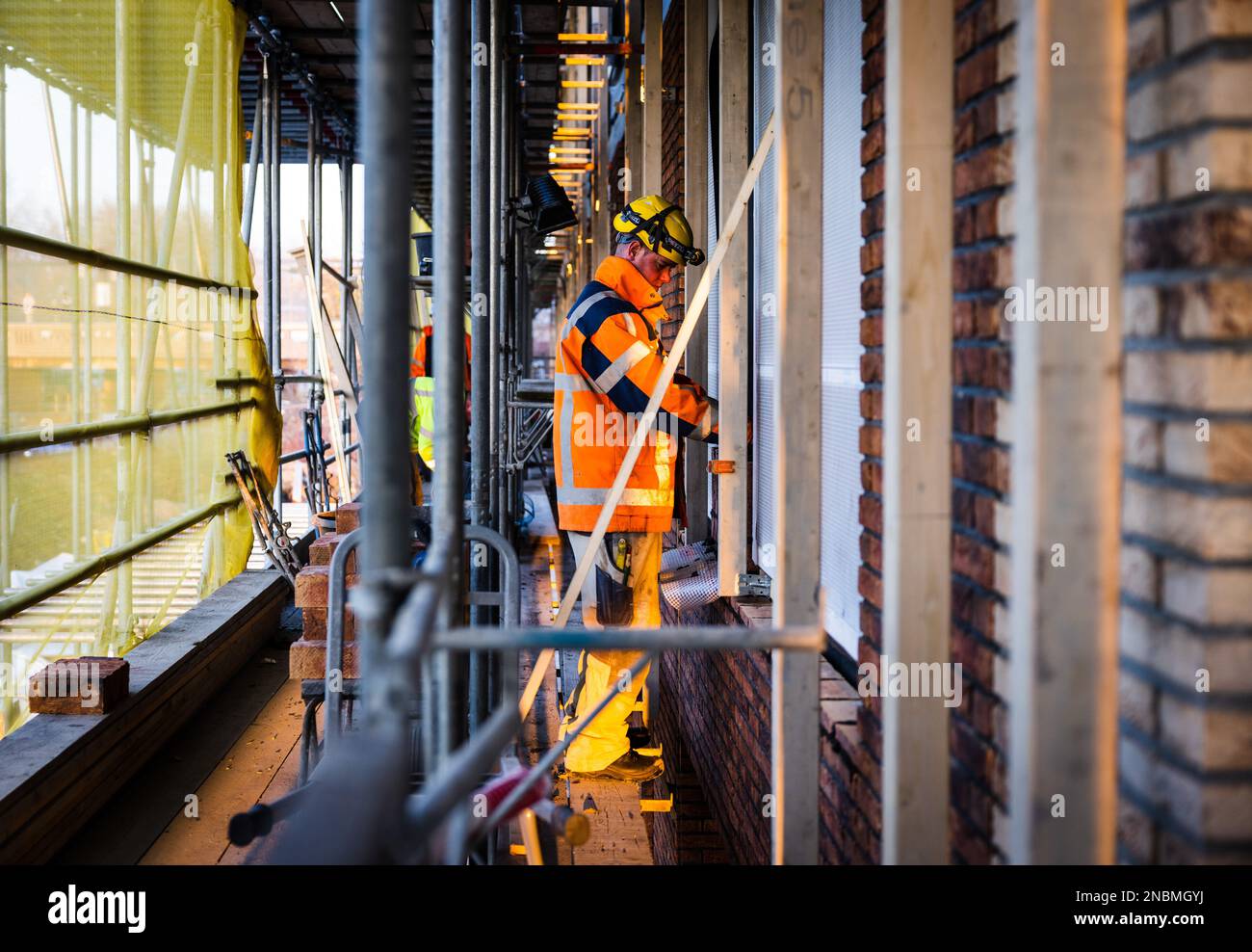 VLAARDINGEN - Construction workers at work at the new construction ...