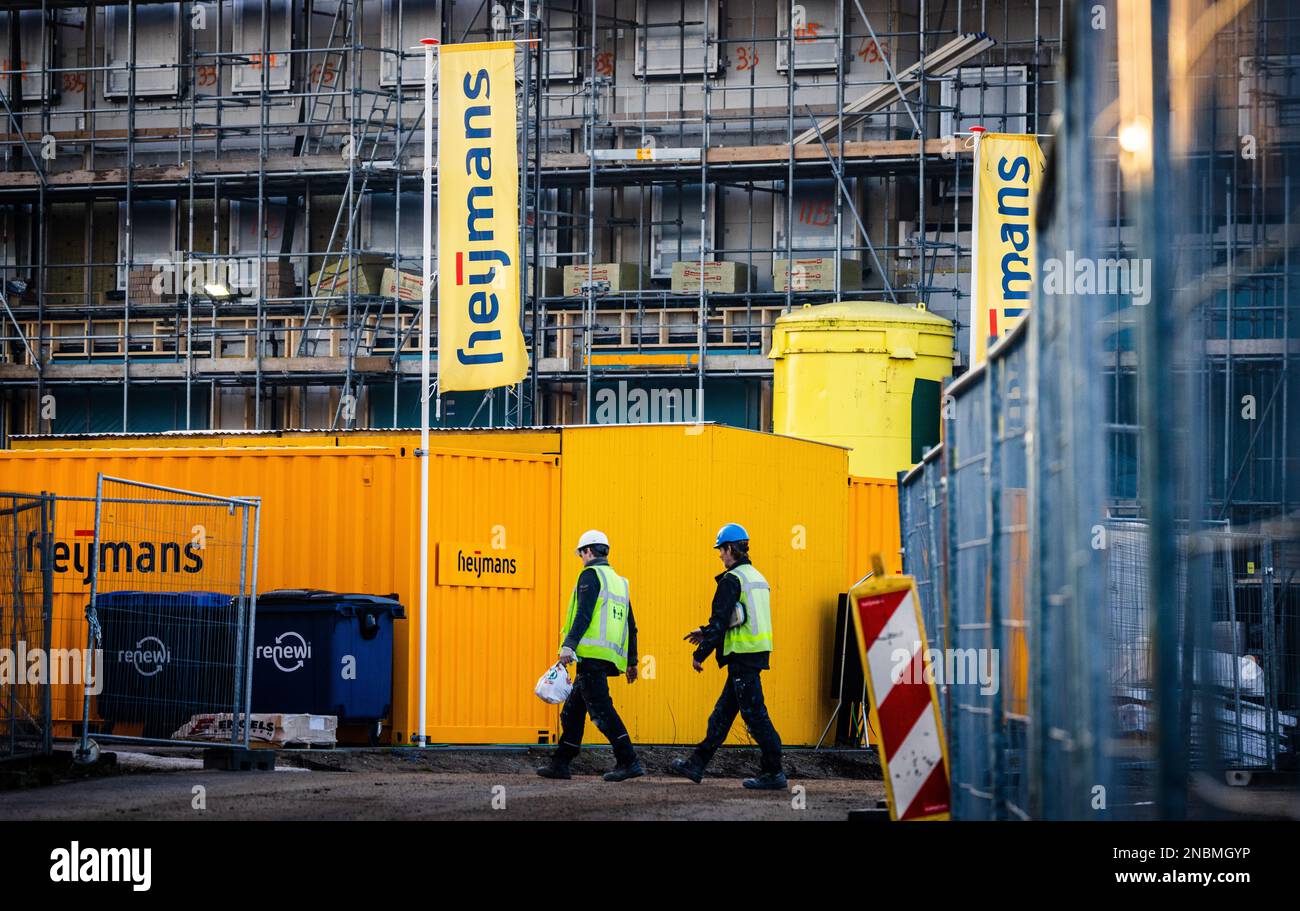 VLAARDINGEN - Construction workers at work at the new construction ...