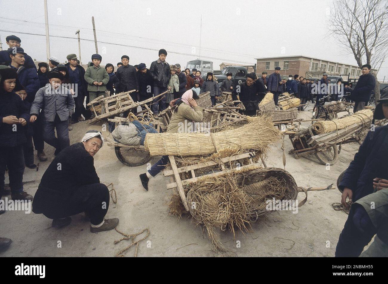 Market scene in the village Sheng Li, Shantung province, China in ...