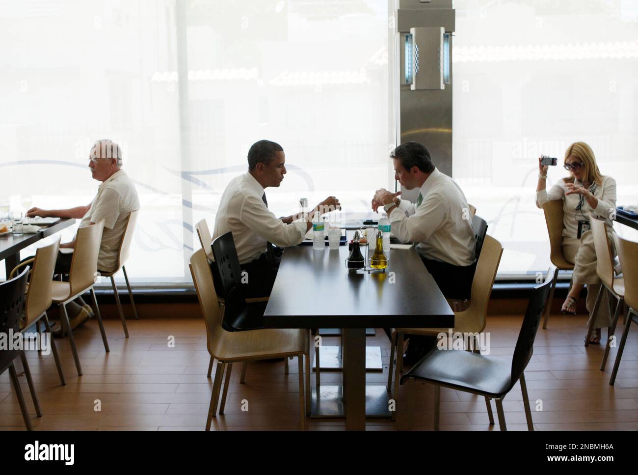 President Barack Obama eats lunch at Kasalta bakery with Sen. Alejandro ...