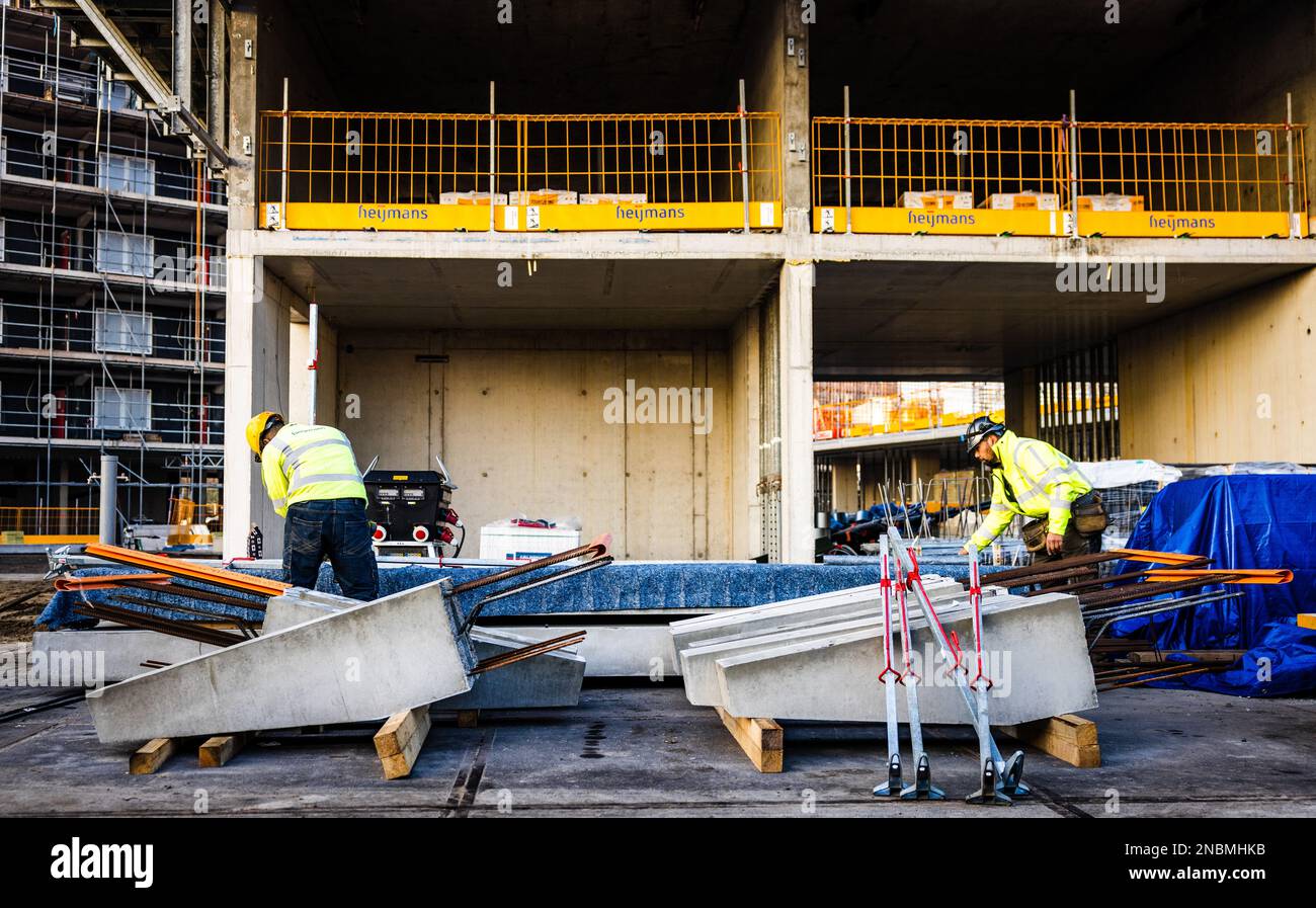 VLAARDINGEN - Construction workers at work at the new construction ...