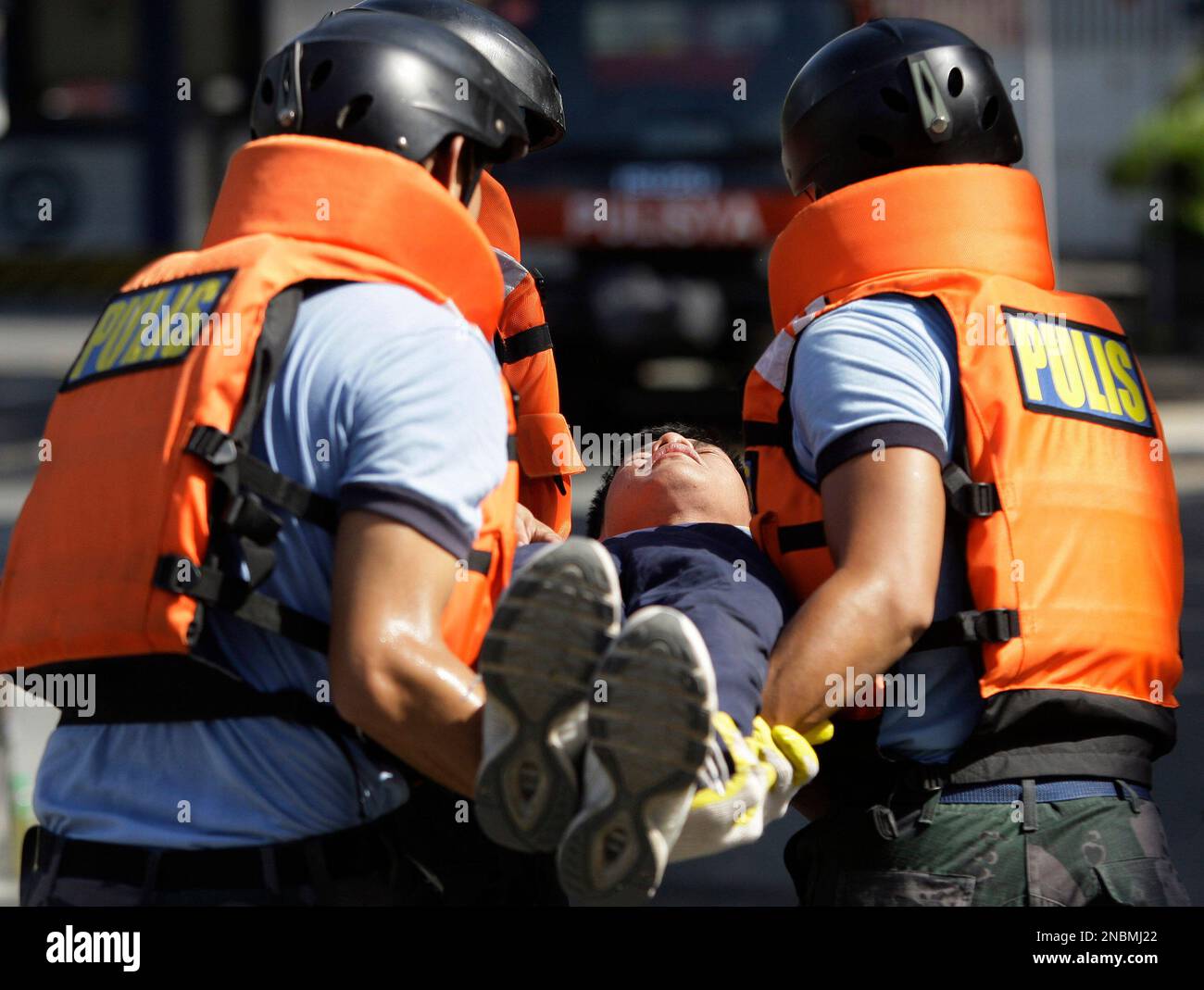 Filipino policemen carry their colleague posing as an injured victim ...