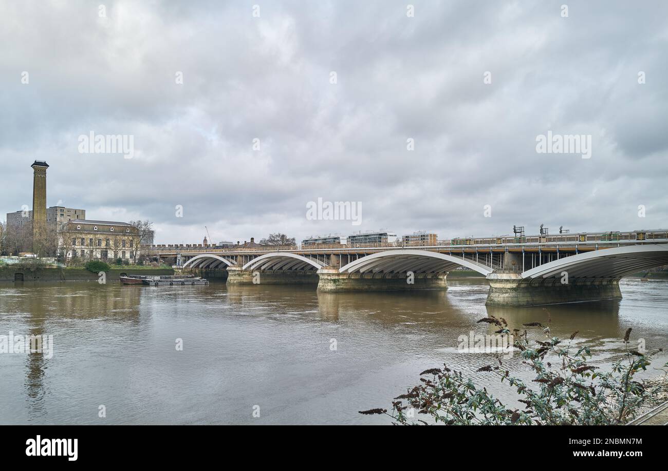 Grosvenor rail bridge over the river Thames at Nine Elms, London ...