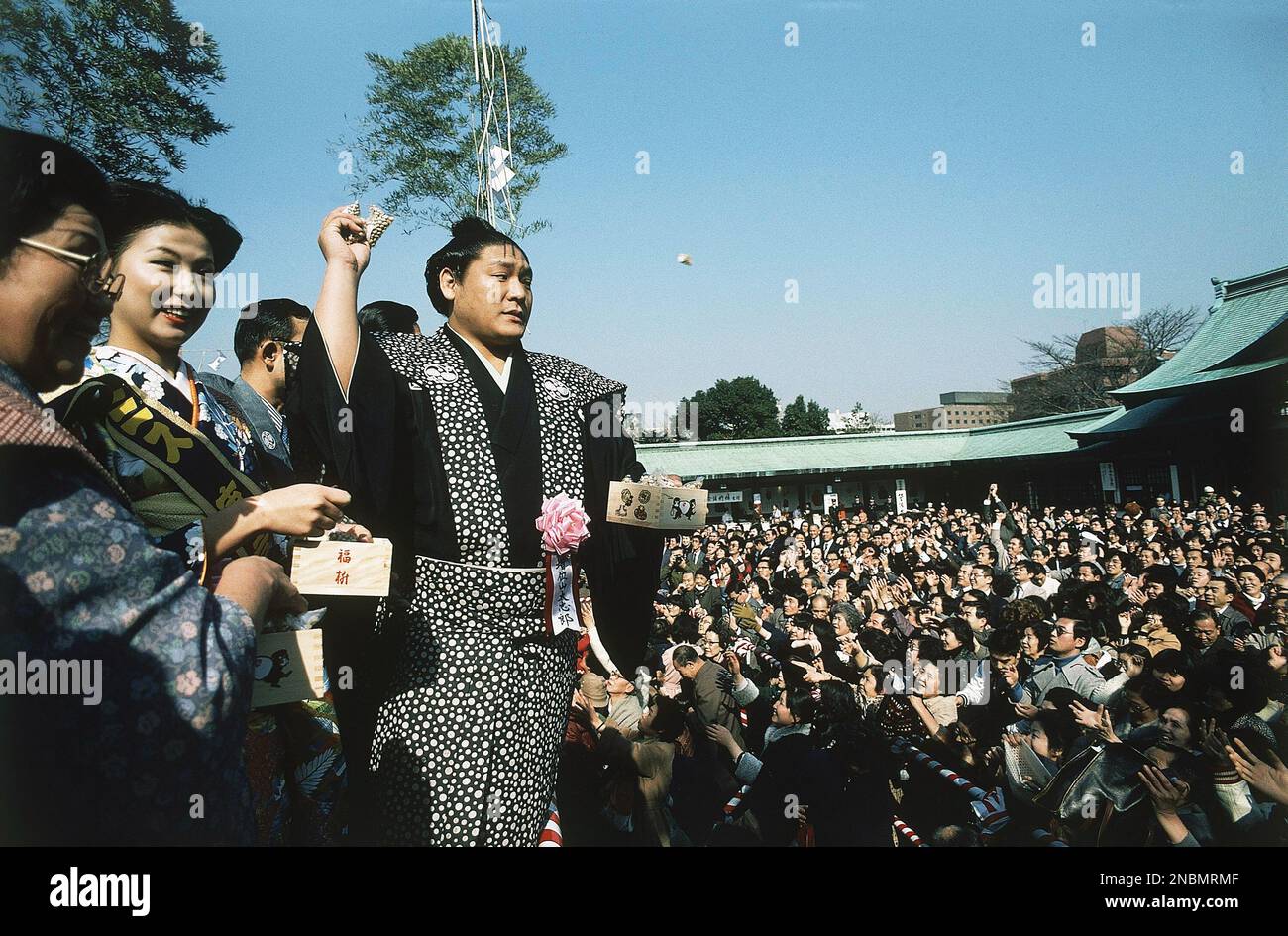 Popular sumo wrestler Masuiyama and two lovelies throw roasted beans ...