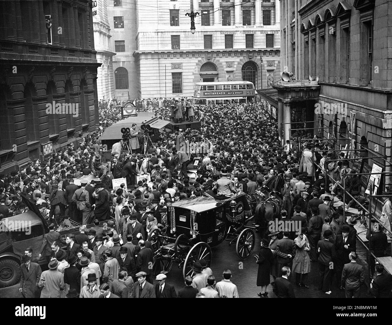 A huge crowd at the Mansion House recruiting centre for the Territorial ...