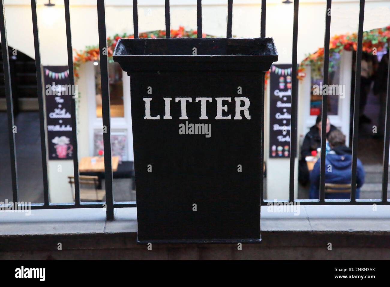 London garbage can hi-res stock photography and images - Alamy