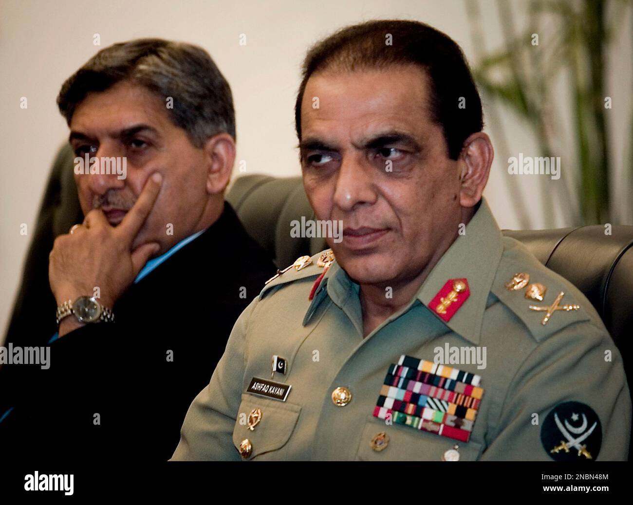Pakistan's army chief Gen. Ashfaq Parvez Kayani, right, and Pakistan's ...