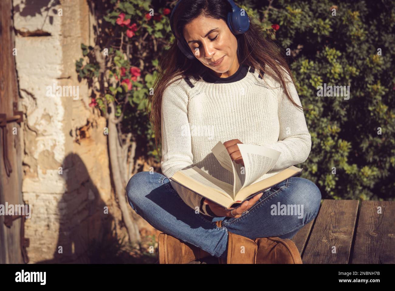 Beautiful woman 40s hispanic hi-res stock photography and images - Alamy
