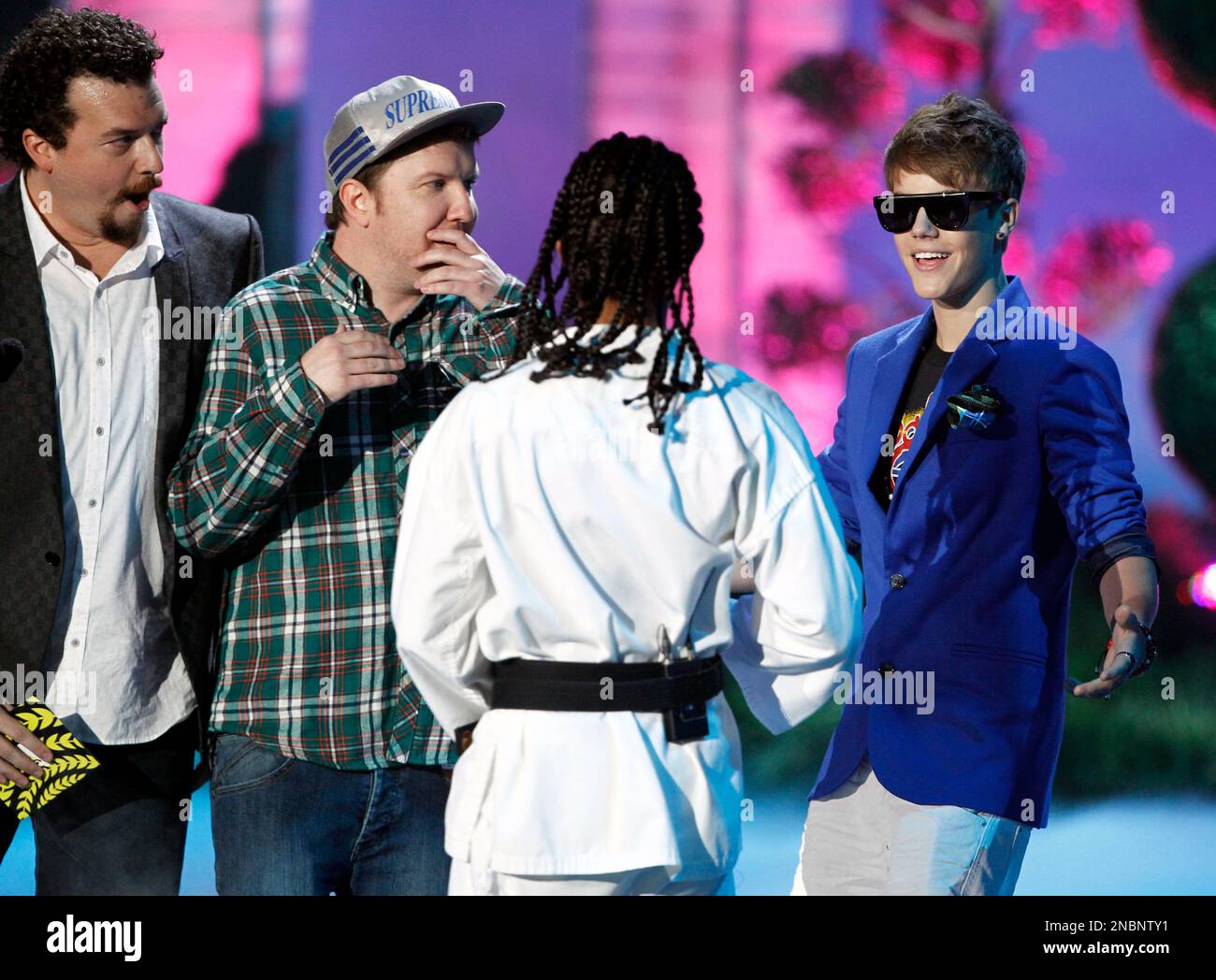 Justin Bieber, right, accepts the award for best jaw dropping moment ...