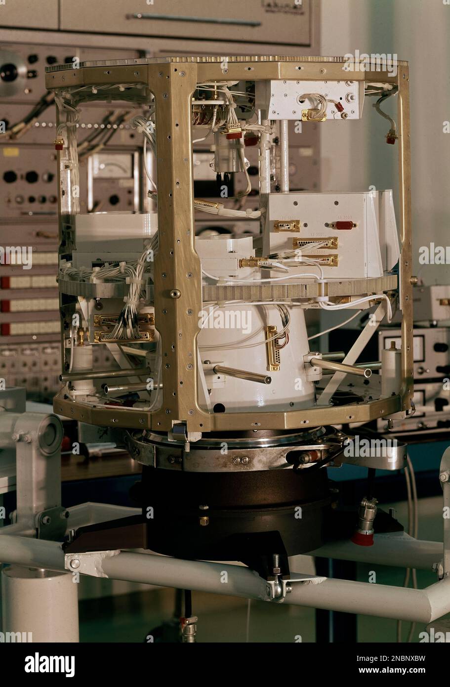 SATELITE INSTAR DE LA NASA. Location: CONSTRUCCIONES AERONAUTICAS-CASA ...