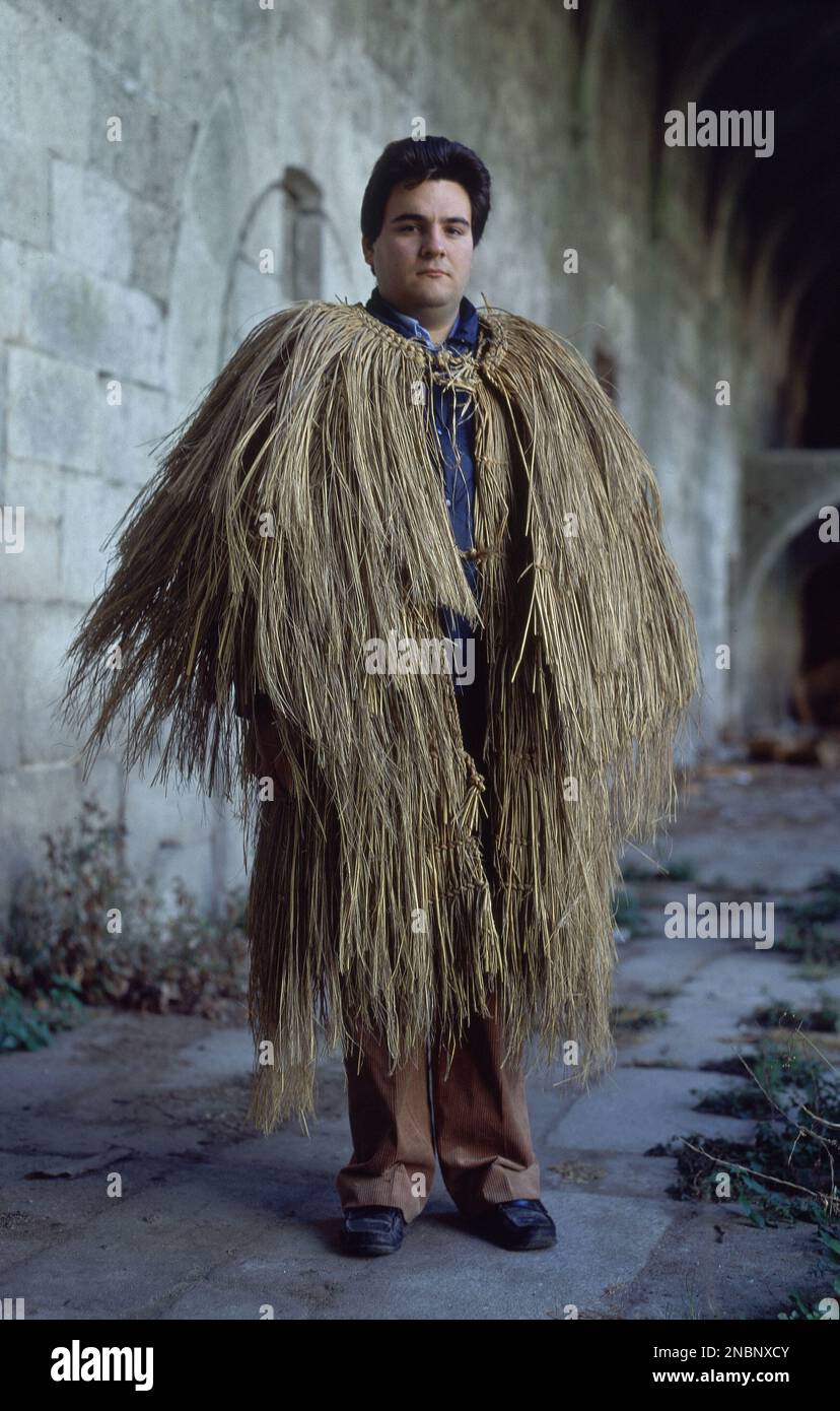 COROZA - Capa de junco o de paja, generalmente con capucha, que usan ...