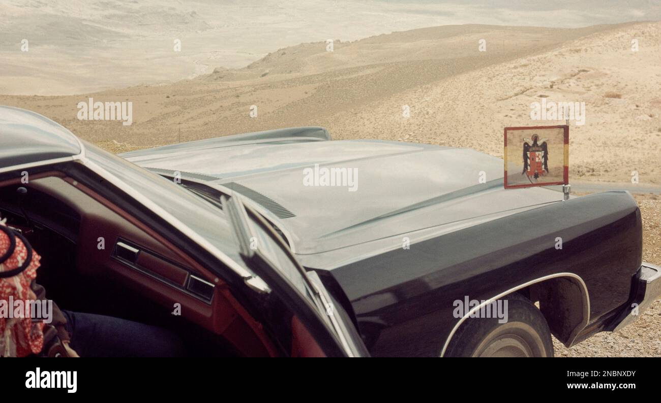 COCHE OFICIAL DE LA EMBAJADA ESPAÑOLA EN EL DESIERTO UADI RUM JORDANIA ...