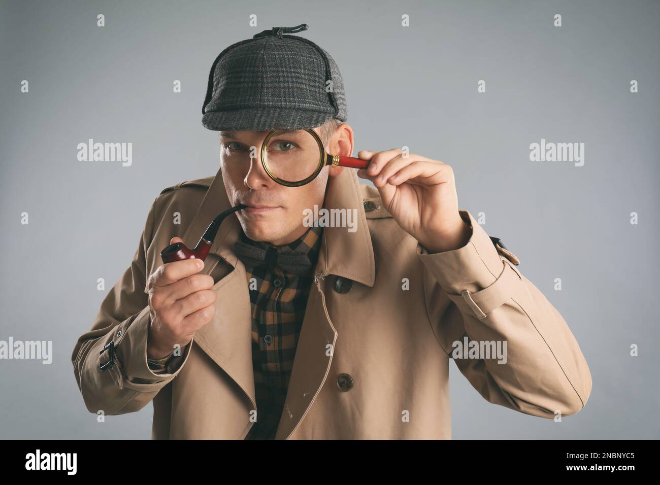 Detective magnifying glass pipe hi-res stock photography and images - Alamy