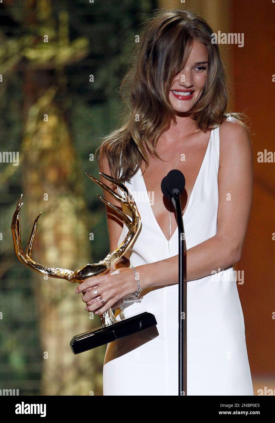 Rosie Huntington-Whitely accepts the award for our new girlfriend at ...