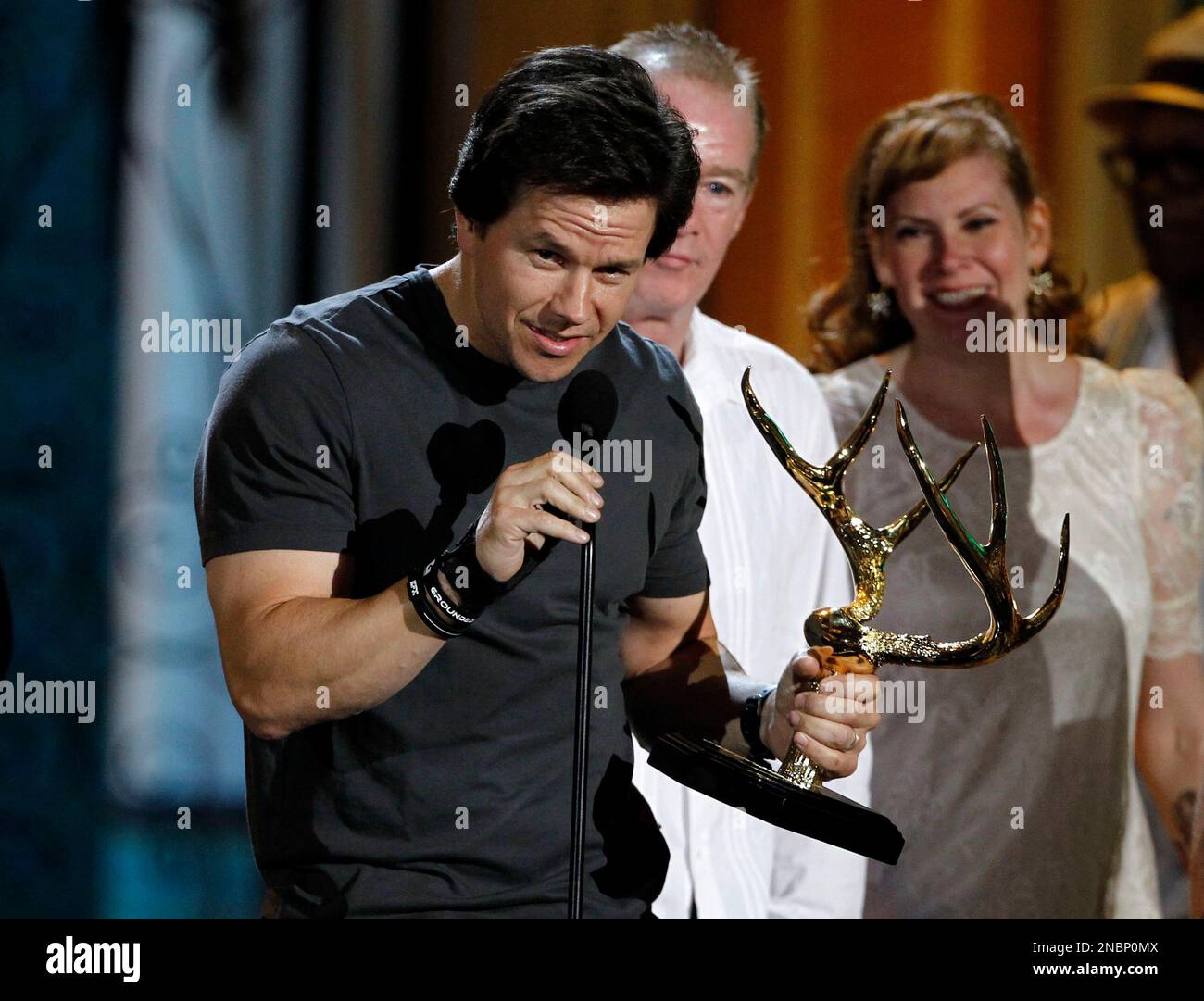 Mark Wahlberg accepts the award for guy movie of the year for "The ...