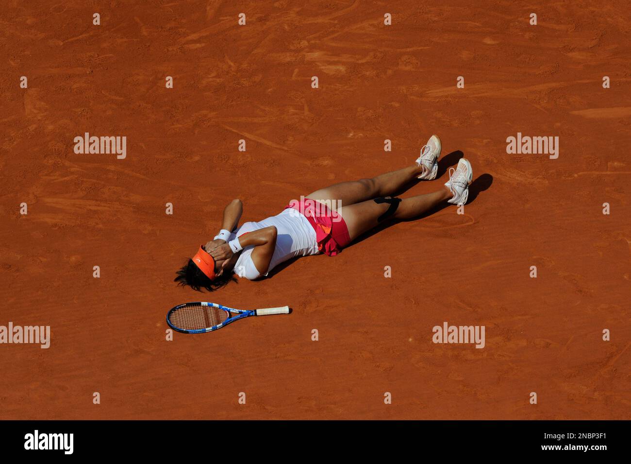 Li Na of China celebrates defeating Francesca Schiavone of Italy in two ...