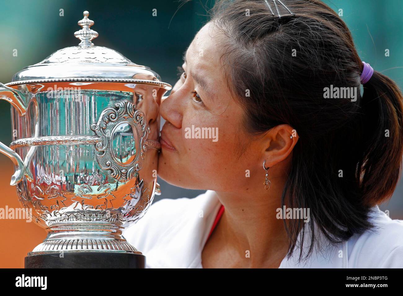 Li Na of China kisses the trophy after defeating Francesca Schiavone of ...