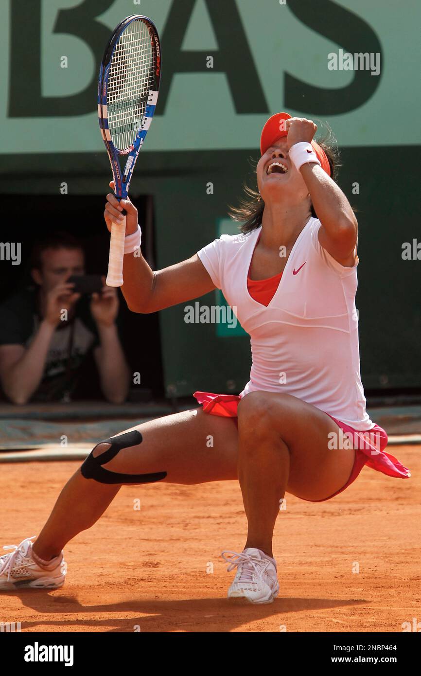 Li Na of China celebrates defeating Francesca Schiavone of Italy in two ...