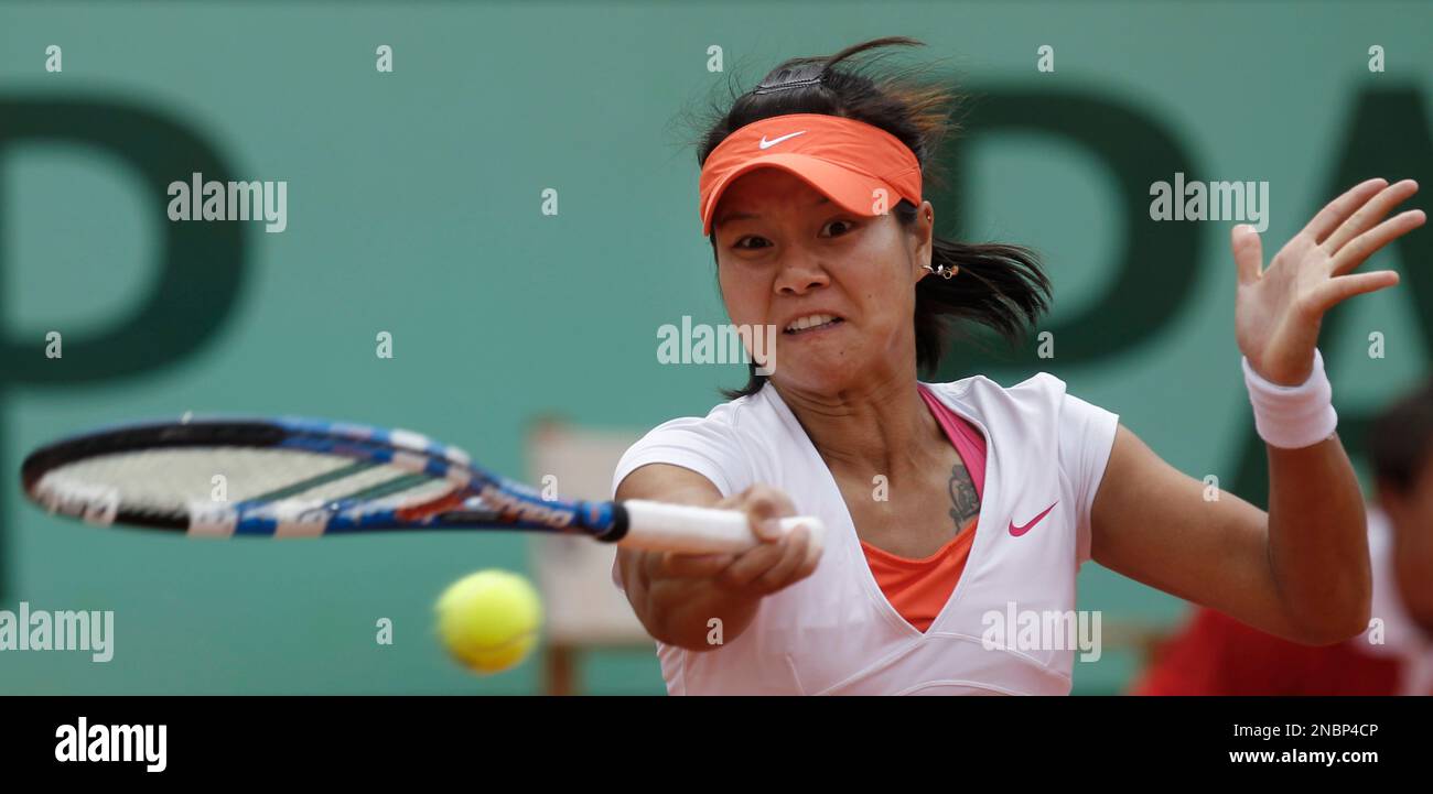 Li Na of China returns against Francesca Schiavone of Italy in the ...