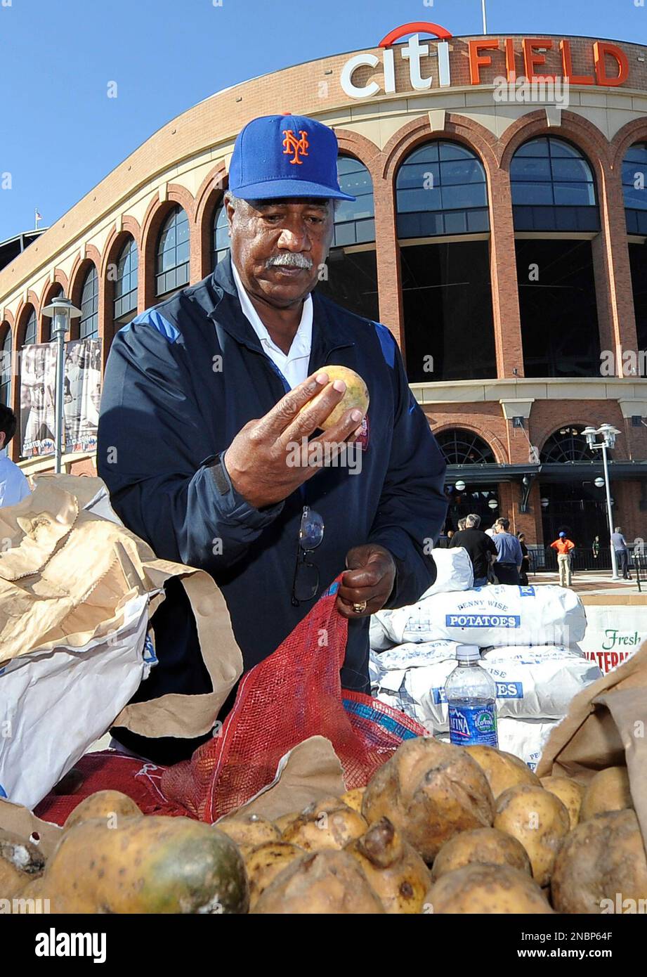 Former New York Mets' Cleon Jones assists City Harvest volunteers in ...