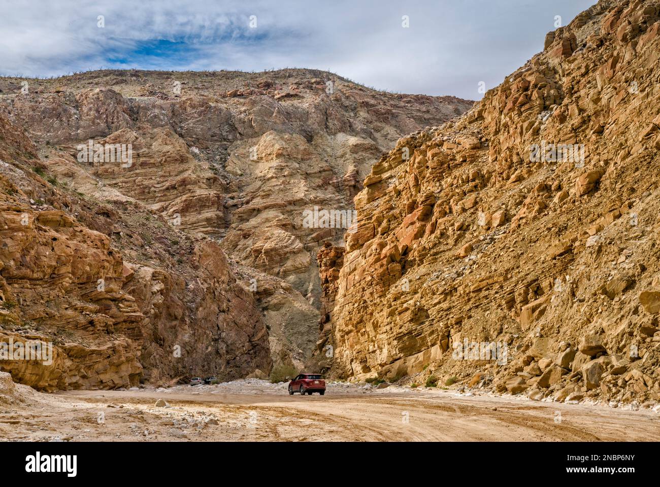 4WD vehicle in Split Mountain Gorge in Anza Borrego Desert State Park ...